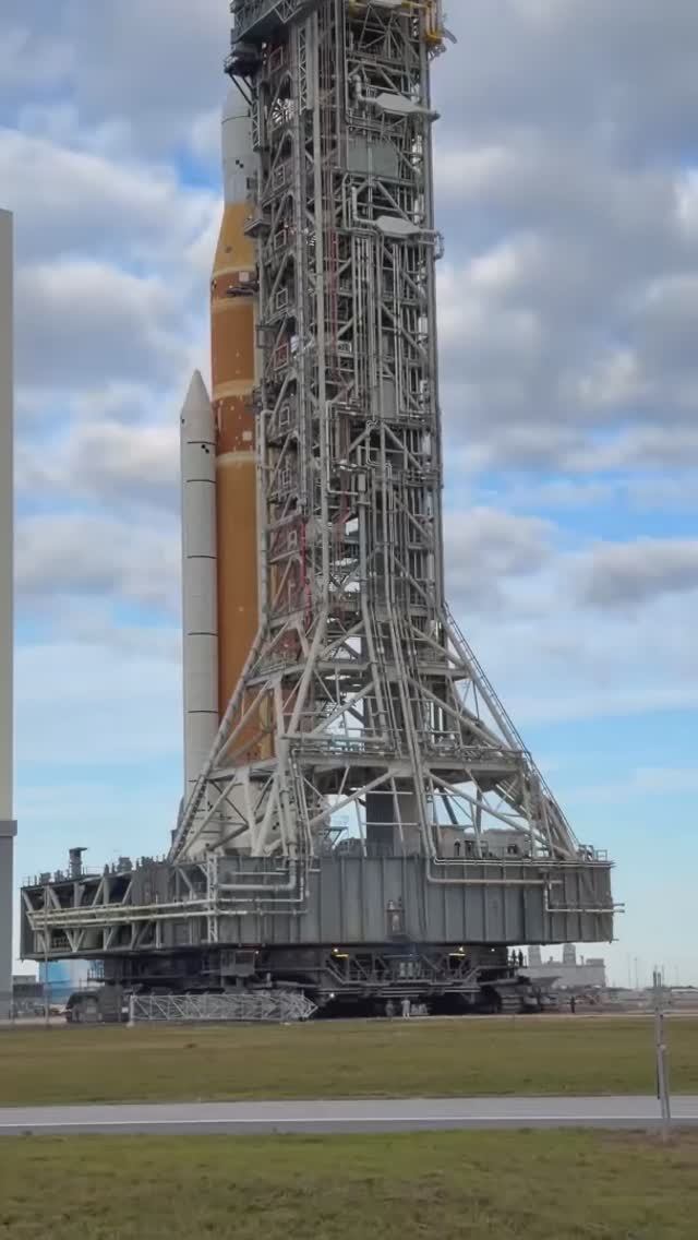 Пилотируемый облёт Луны Artemis II: Ракета перемещается на стартовую площадку 39B