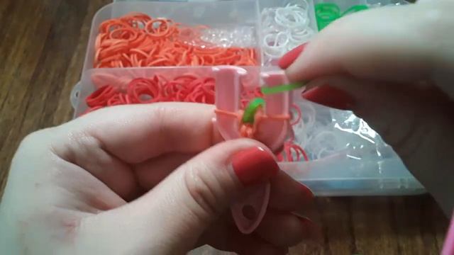 Плетём простой браслет с кольцами на рогатке.