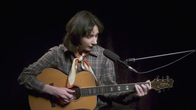 Елизавета Мосиенко - "Мир кино" (на гитаре  Ю.100янов Jumbo)