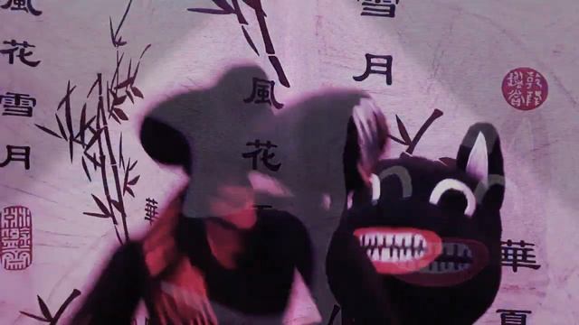 Сиреноголовый и Картун Кэт танцуют под рэп хаски Бандита.