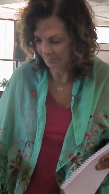 Столик с продукцией, книгами, буклетами