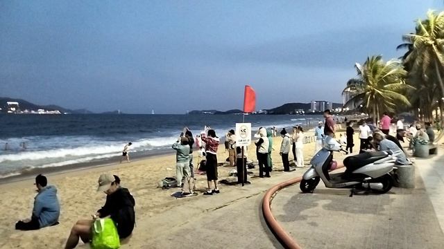 Вьетнамцы делают медитативные практики на пляже вечером