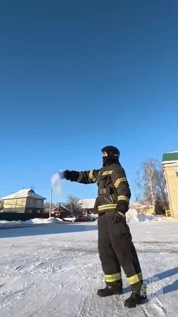 Эффектное видео с кипятком на морозе засняли наши пожарные.