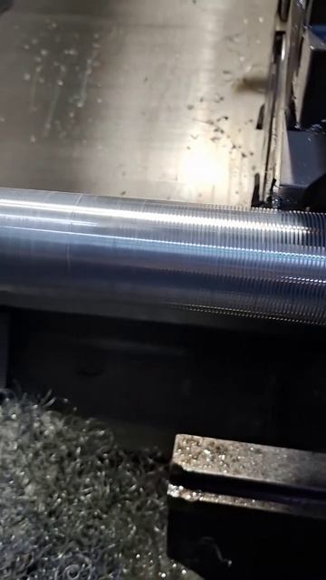 Чистовой проход. Нарезание резьбы на нержавеющем валу. Токарная обработка на станке с ЧПУ.