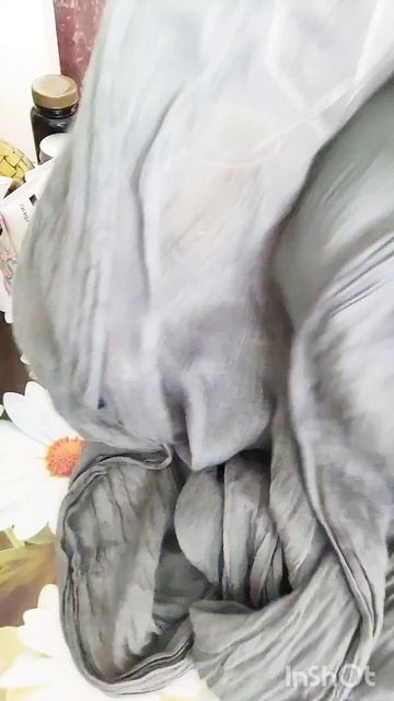 Украсила дырку на палантине.