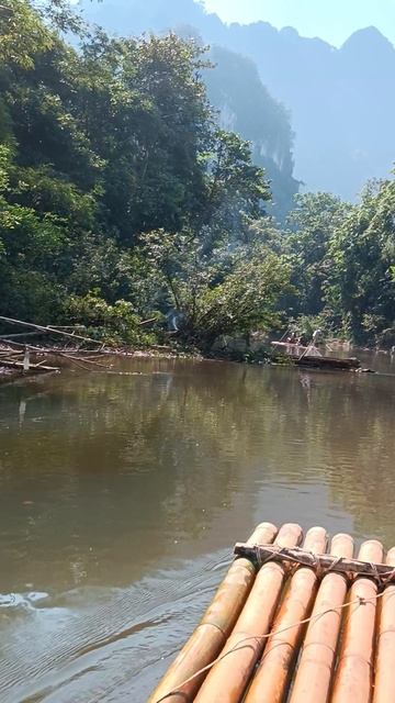 Прогулка на плотах по реке в Национальном парке Као Сок, Тай (Floating on Bamboo Rafts in Kao Sok)