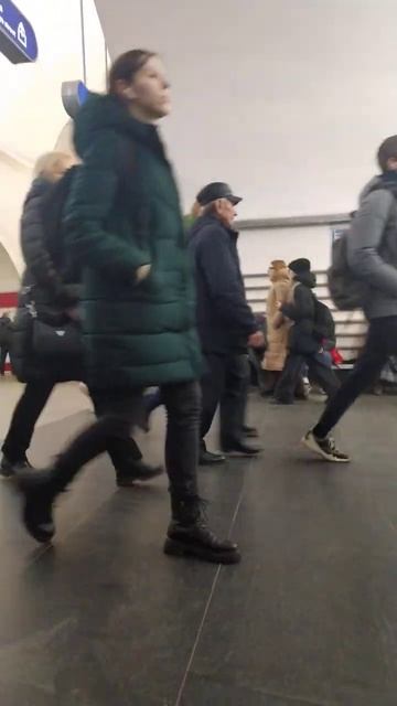 Ст. метро Невский проспект, Ленинград (СПб) - интерьер, пассажиры, прибытие-отправление поездов