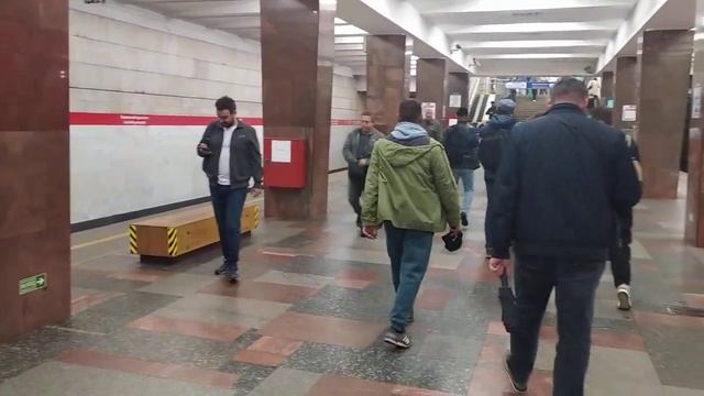 Ст. метро Ленинский проспект, Ленинград (СПб) - интерьер, пассажиры, прибытие-отправление поездов
