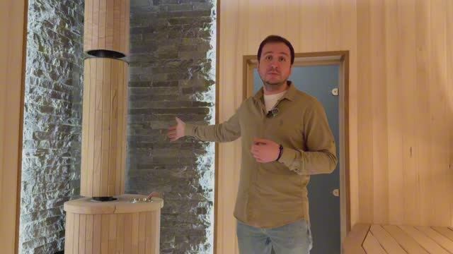 Красивая баня из светлой вагонки с большим окном и печью Ферингер