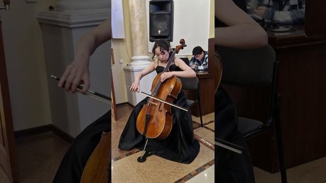 Ученица Высшей Школы Музыки РС (Я) Сандаара Сивцева исполняет "Венгерскую рапсодию" Давида Поппера