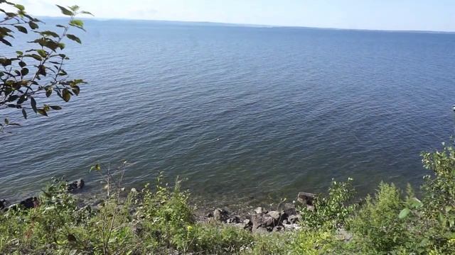 По берегу с гидом.