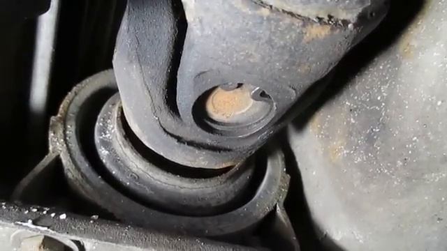 Что стучит при трогании автомобиля.