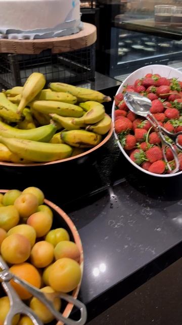 Фрукты и ягоды на обед в Kirman Calyptus.mp4