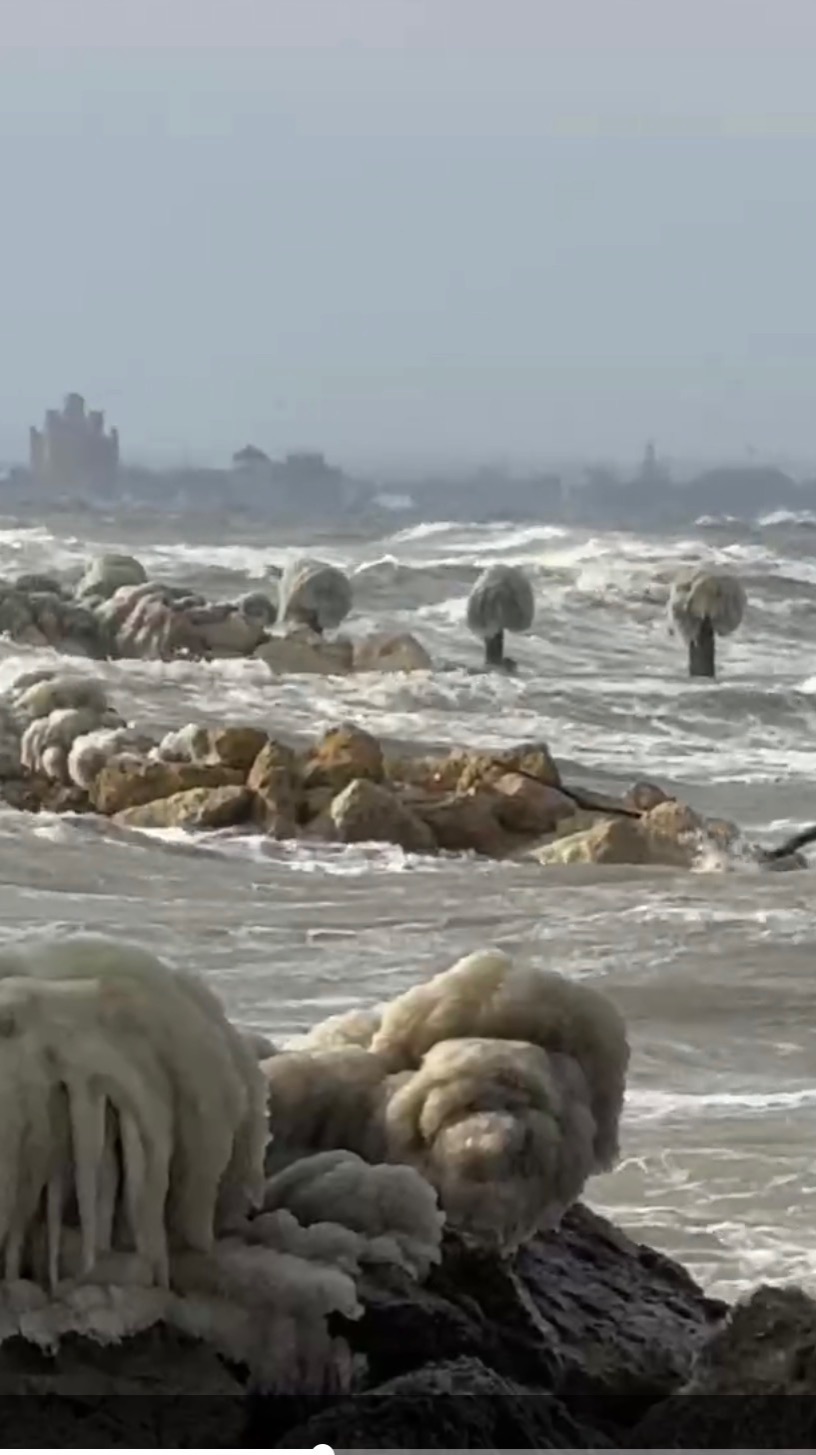 Море постепенно покрывает льдом пляжи. Скоро начнет замерзать