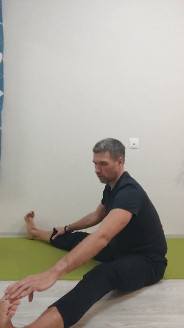 2025-12-19 Упавиштха конасана. Угол в положении сидя.