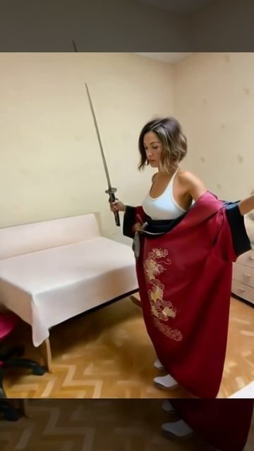 Кто эта девушка?!