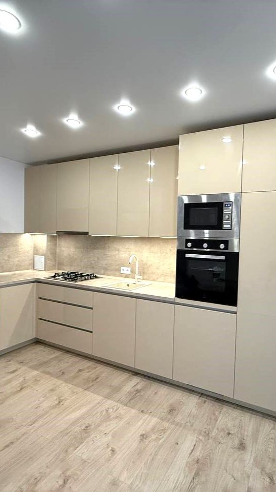 Леонн - современная, встроенная, бежевая глянцевая угловая кухня без ручек на заказ в Москве