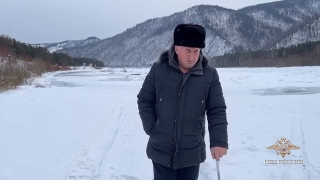 В Республике Хакасия госавтоинспектор спас мужчину, который провалился под лед
