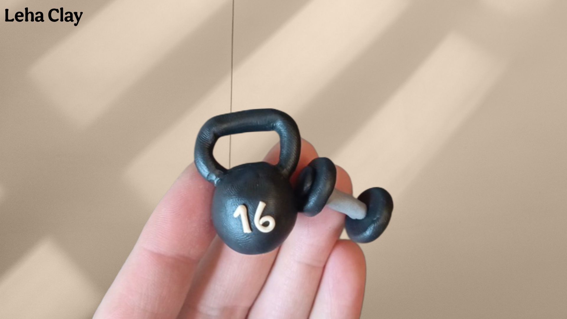 Как слепить Гирю из пластилина / Гантель из пластилина своими руками / Простая лепка Гири