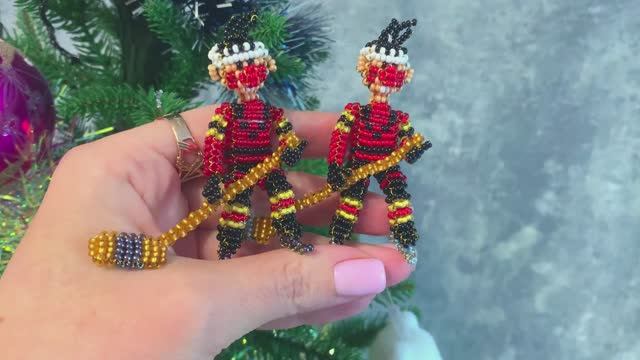 Бисер и спорт / Хоккеист из бисера / Коньки из бисера / Лыжи из бисера / Бисероплетени /