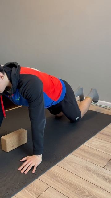 Отжимания с колен на кубик для йоги