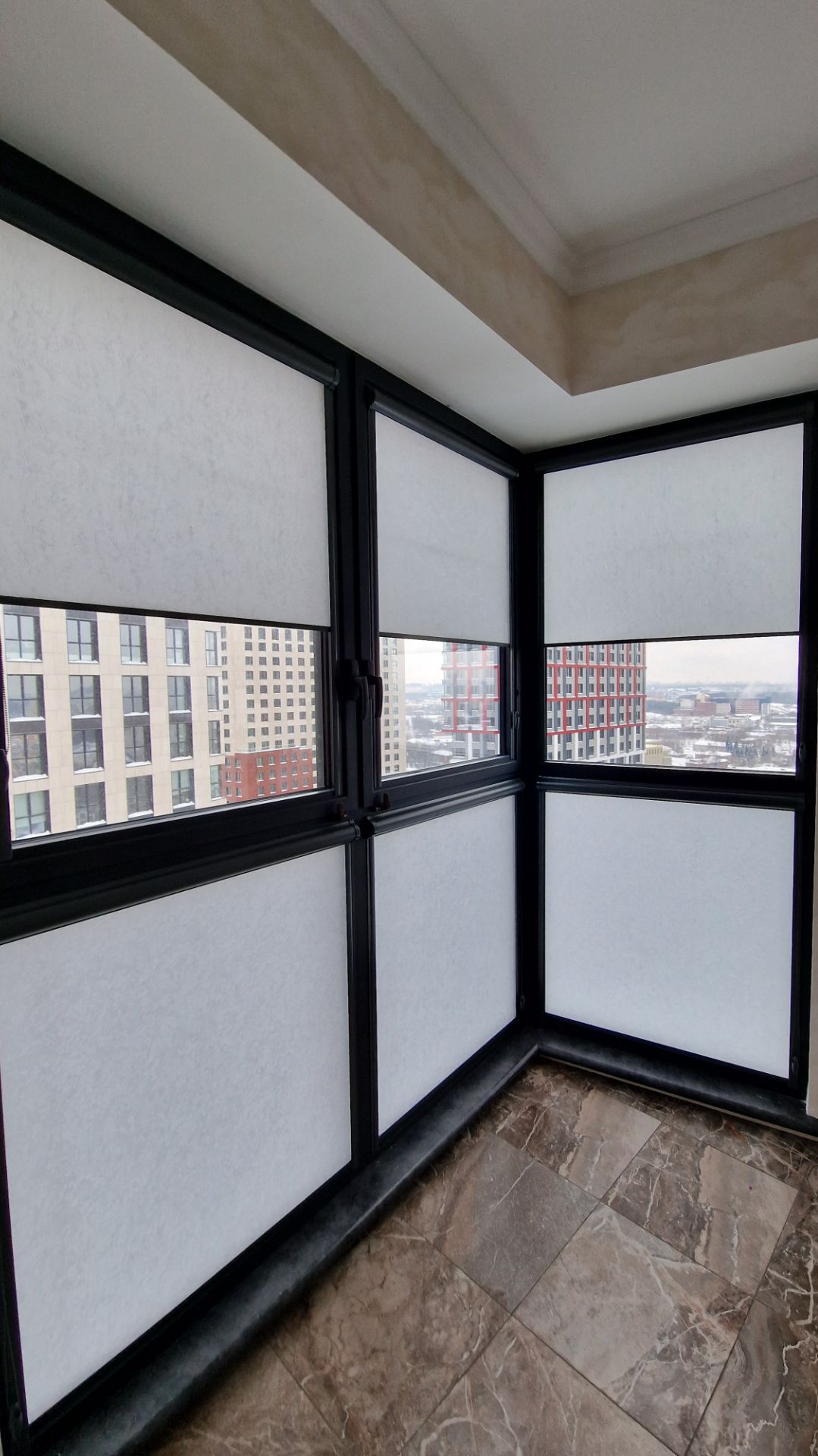 Ткань Шелк Жемчужно-серый. Фурнитура Антрацит. Кассетные рулонные шторы уни1