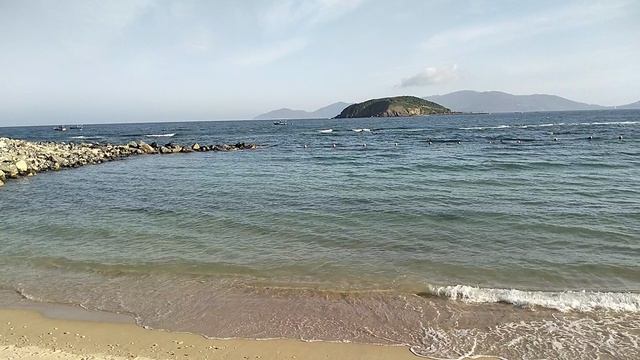 Уютный пляж без волн в январе в Нячанге. Пляж Вега сити. Север Нячанга.