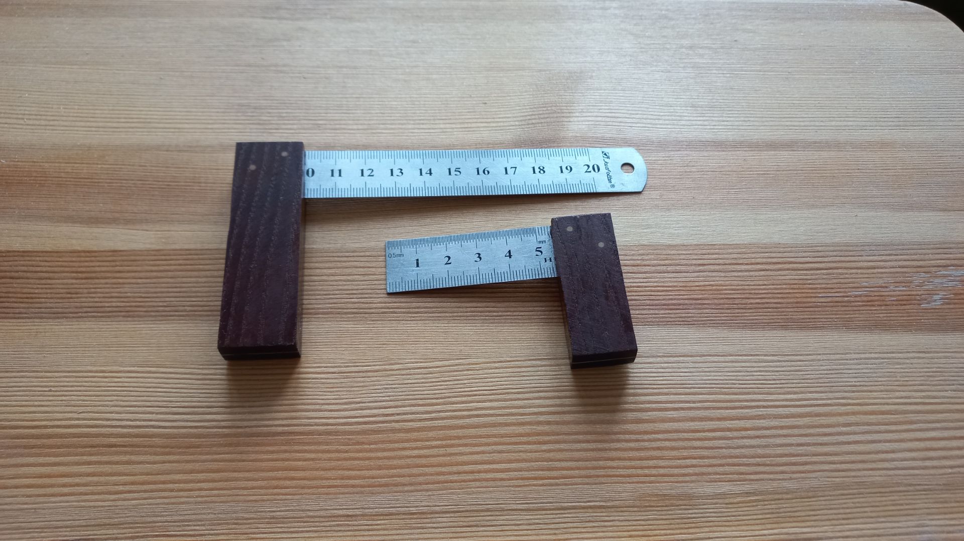 Угольники из линейки и кусочка термоясеня