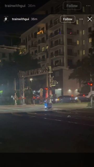 Робот-курьер познал всю сущность бытия и решил покинуть этот мир, остановившись прямо на ж/д путях.