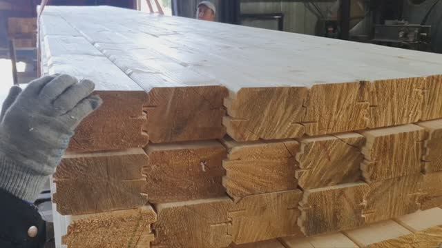 Сухой профилированный брус с компенсационными пропилами для брусовой бани под ключ из Пестово