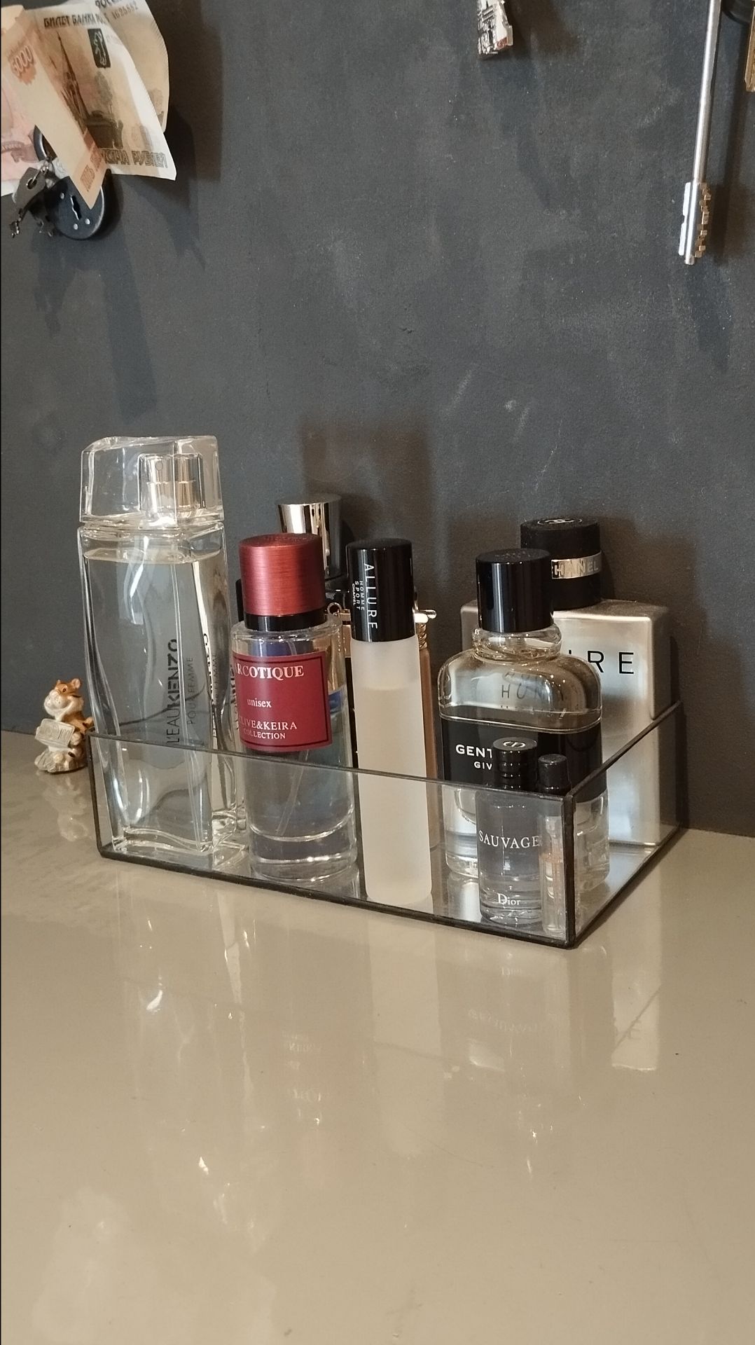 Стеклянный поднос.