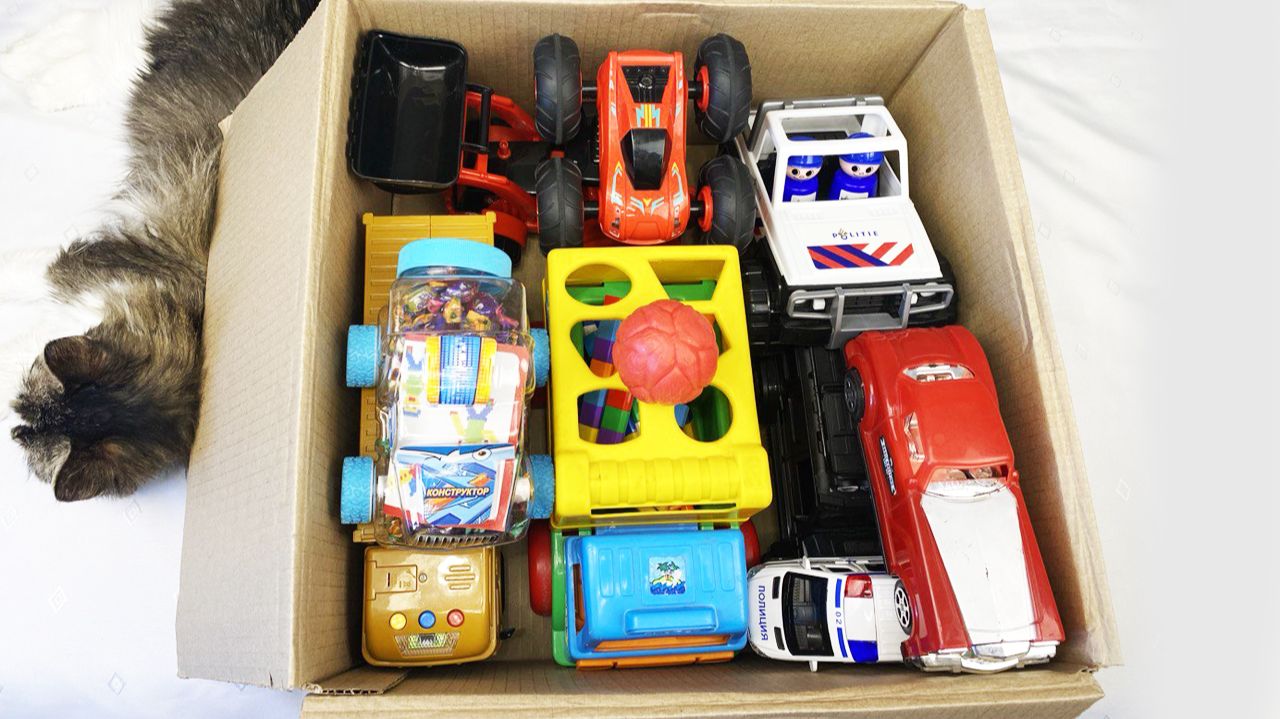 Мультики для детей и малышей. Машинки в коробке и яркая гоночная трасса. Мультики Залипалки