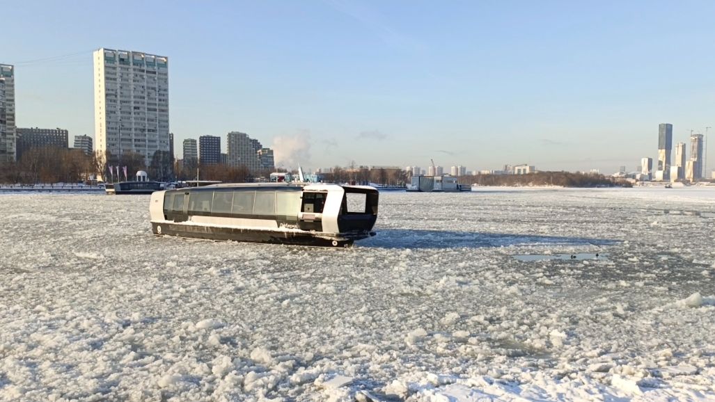 Кораблик плывёт сквозь лёд на Москве-реке.