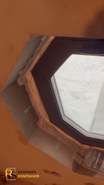 Установка нестандартного окна в загородном доме в СПб