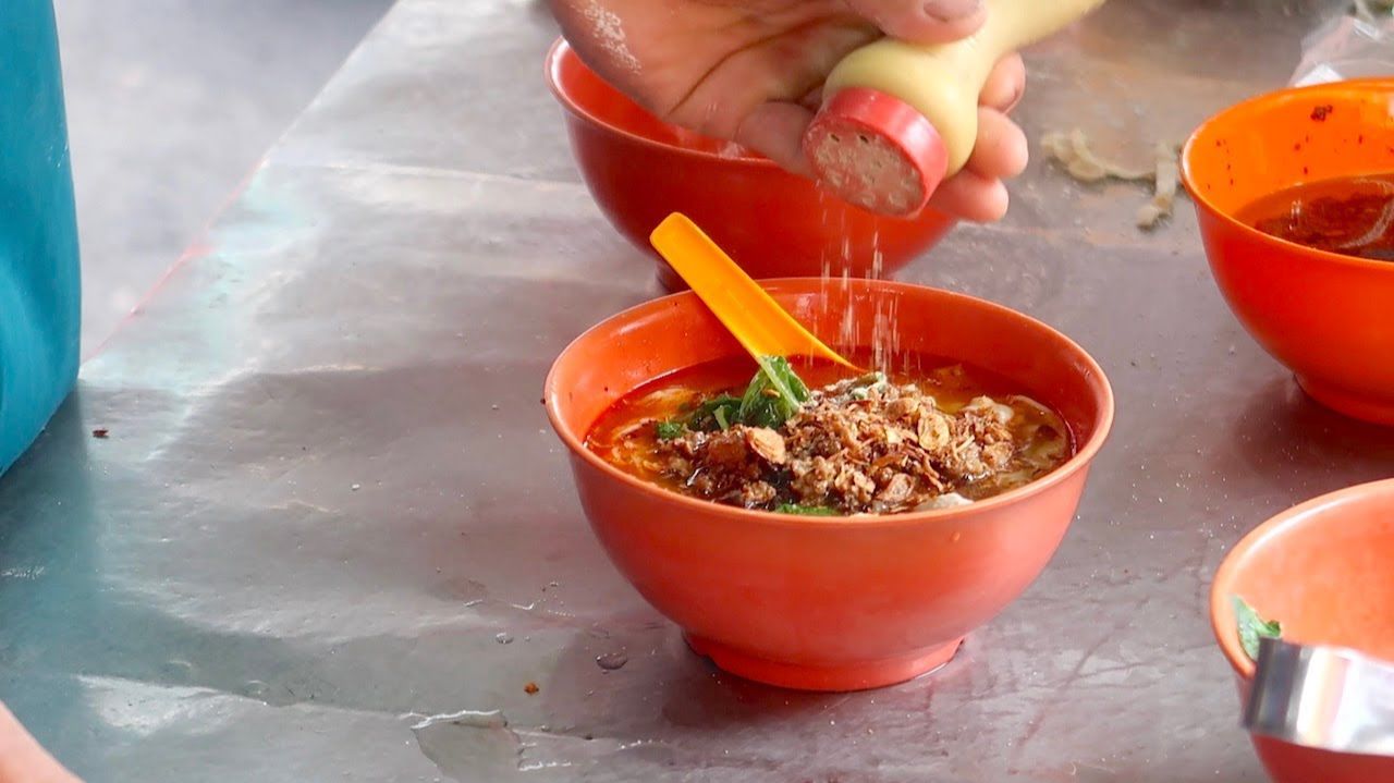 Острый суп с лапшой и рыбными шариками — малазийская уличная еда