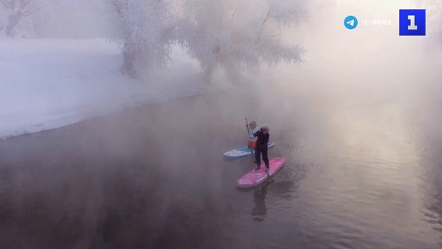 В Новосибирске устроили заплыв на сапах по Оби в 40-градусный мороз