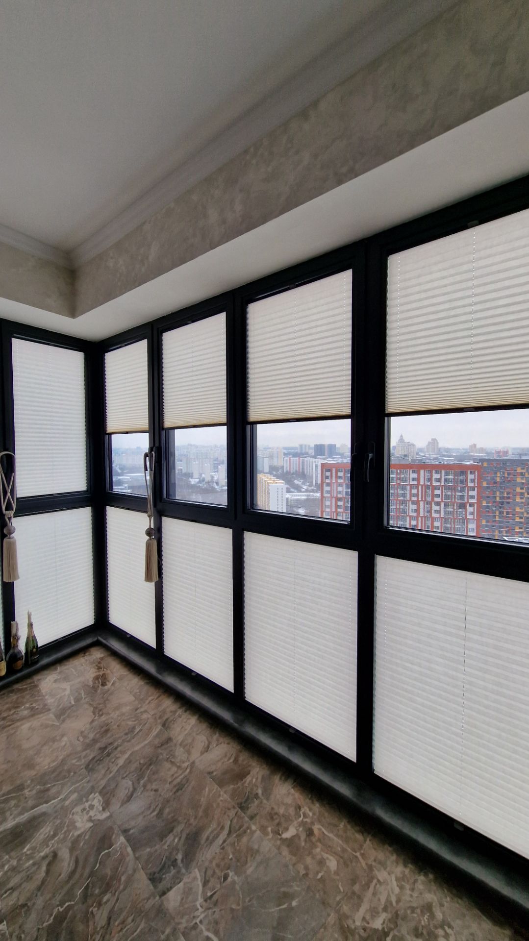 Ткань Краш Перл Кремовый. Фурнитура черная. Шторы плиссе вверх-вниз. Натяжная система.