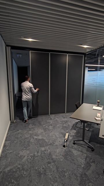 Процесс закрытия черной раздвижной стены в Москва-Сити! 🏙️