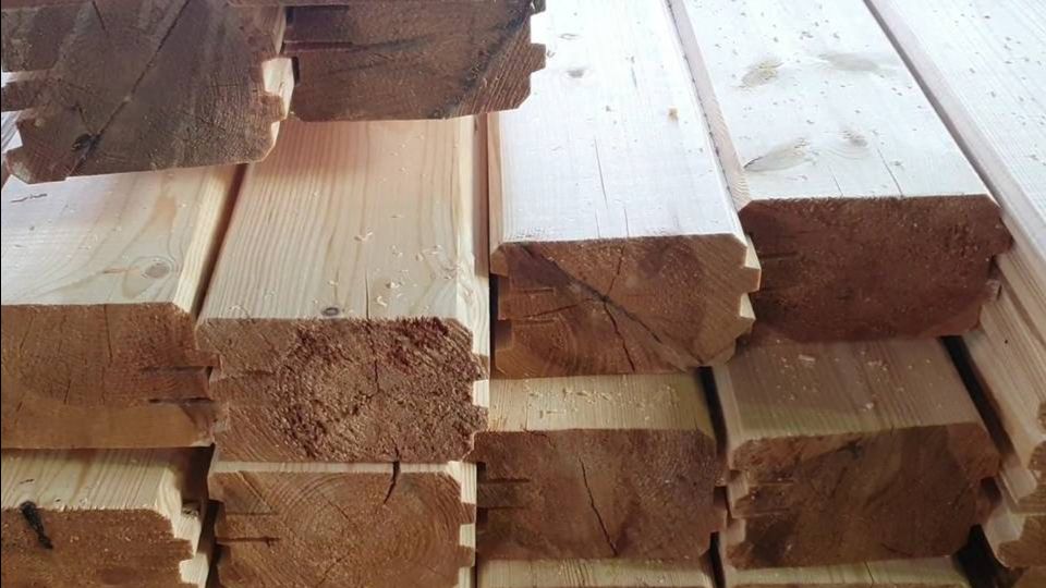 Сколько стоит профилированный брус с компенсационными пропилами для строительства бани под ключ