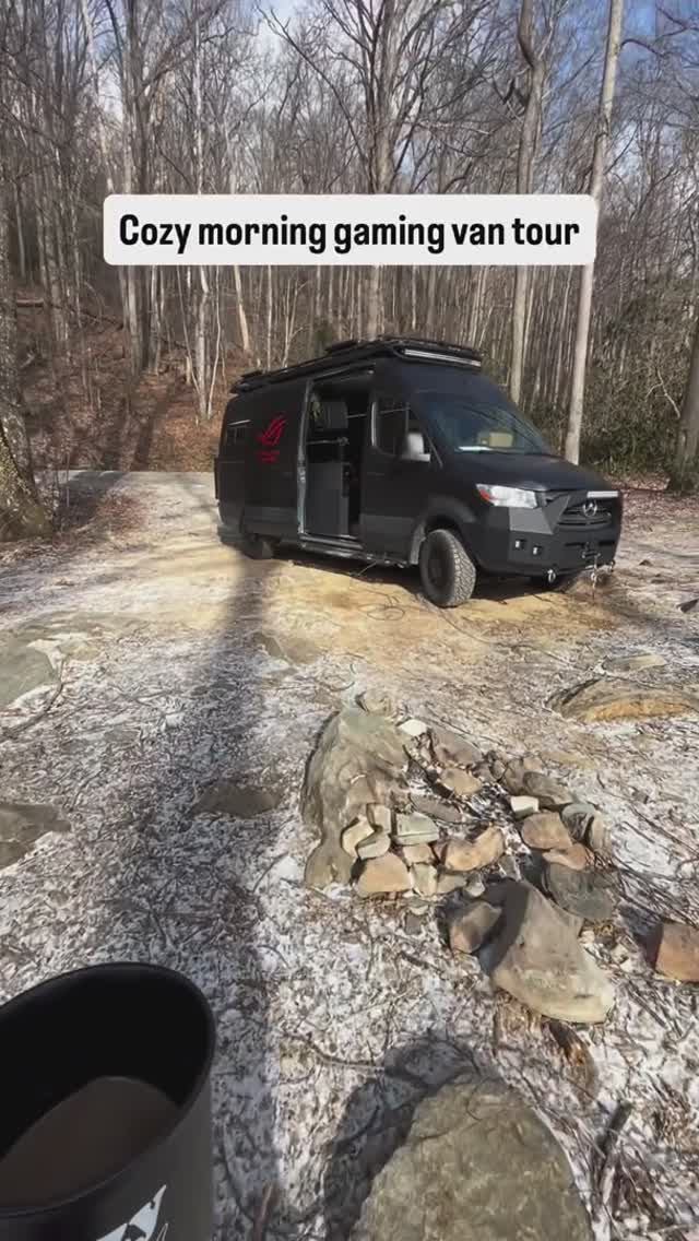 Чувак сделал себе геймерский фургон, на котором он путешествует по миру.