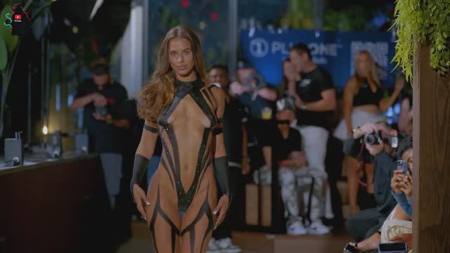 Горячий подиум с ленточками и боди-арт 🔥 Топ-модели в боди-тейпе почти без одежды