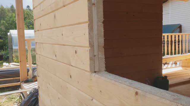 Деревянные ройки или металлические уголки для крепления деревянных проемов сруба из бруса Пестово