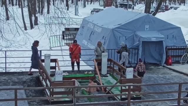 Крещенские купания.mp4
