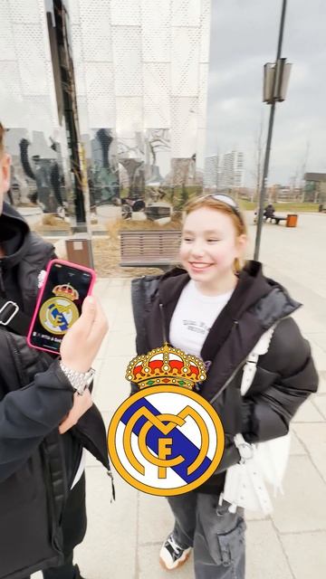 Девушка угадывает футбольные клубы по эмблеме