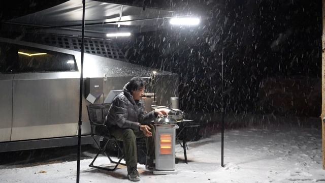 Кемпинг с кибертраком _  -20 вьюга. Сплю в машине.