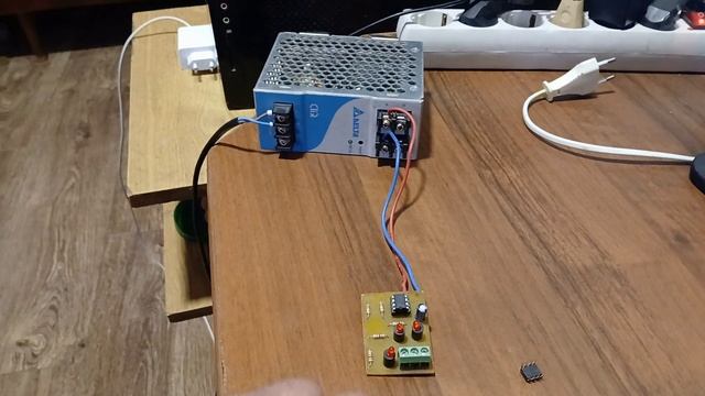 Прибор для проверки таймеров 555 и полевых транзисторов.