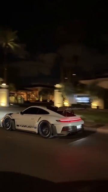 Крутая белая машина