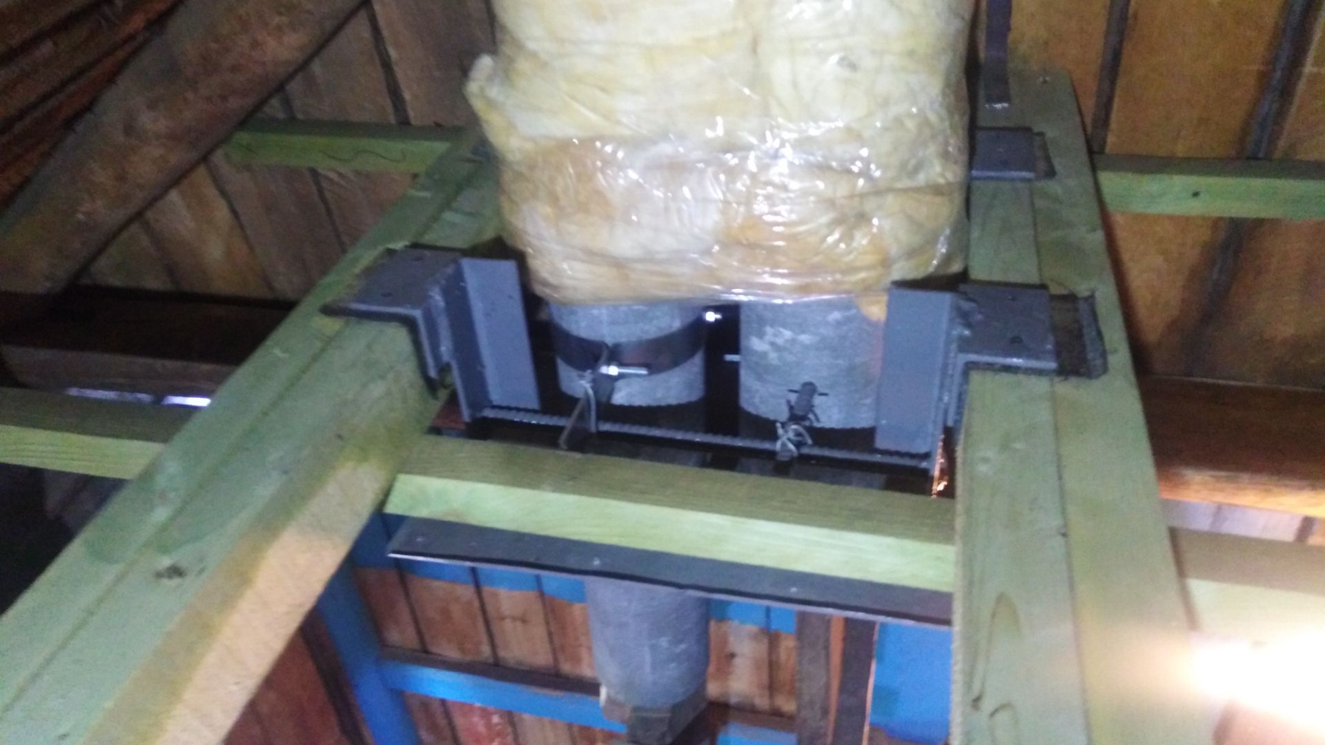 Новое крепление для труб дымохода и вентиляции!