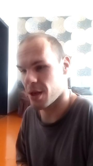 вот так я залажу на кресло и рассказываю о своей жизни