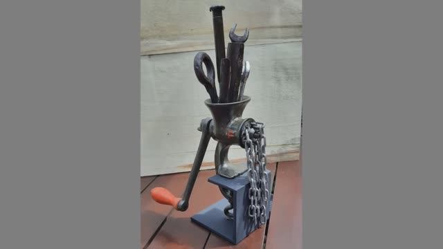 Произведение искусства из старых инструментов.